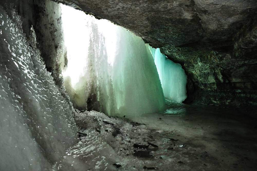 Behind Minnehahas Frozen Falls ~ Kuriositas