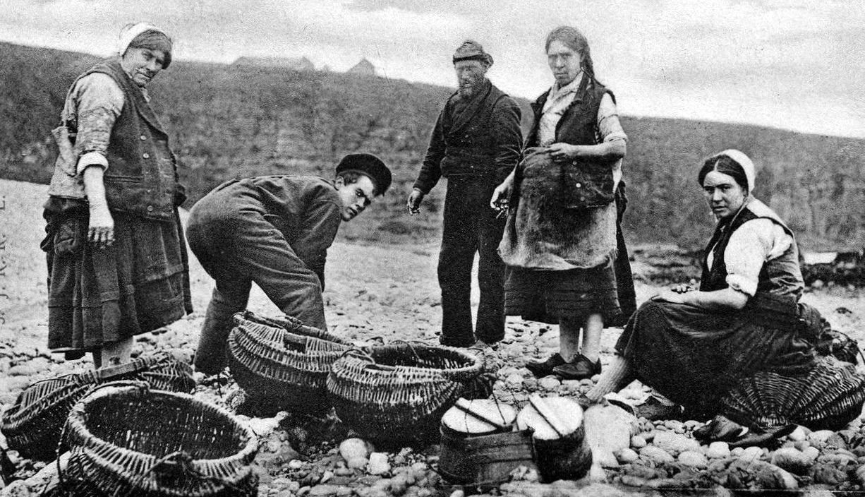 Tour Scotland: Old Photograph Dividing The Catch Auchmithie Scotland