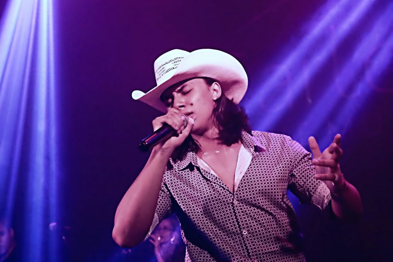 Entrevista com cantor Gabriel Vittor