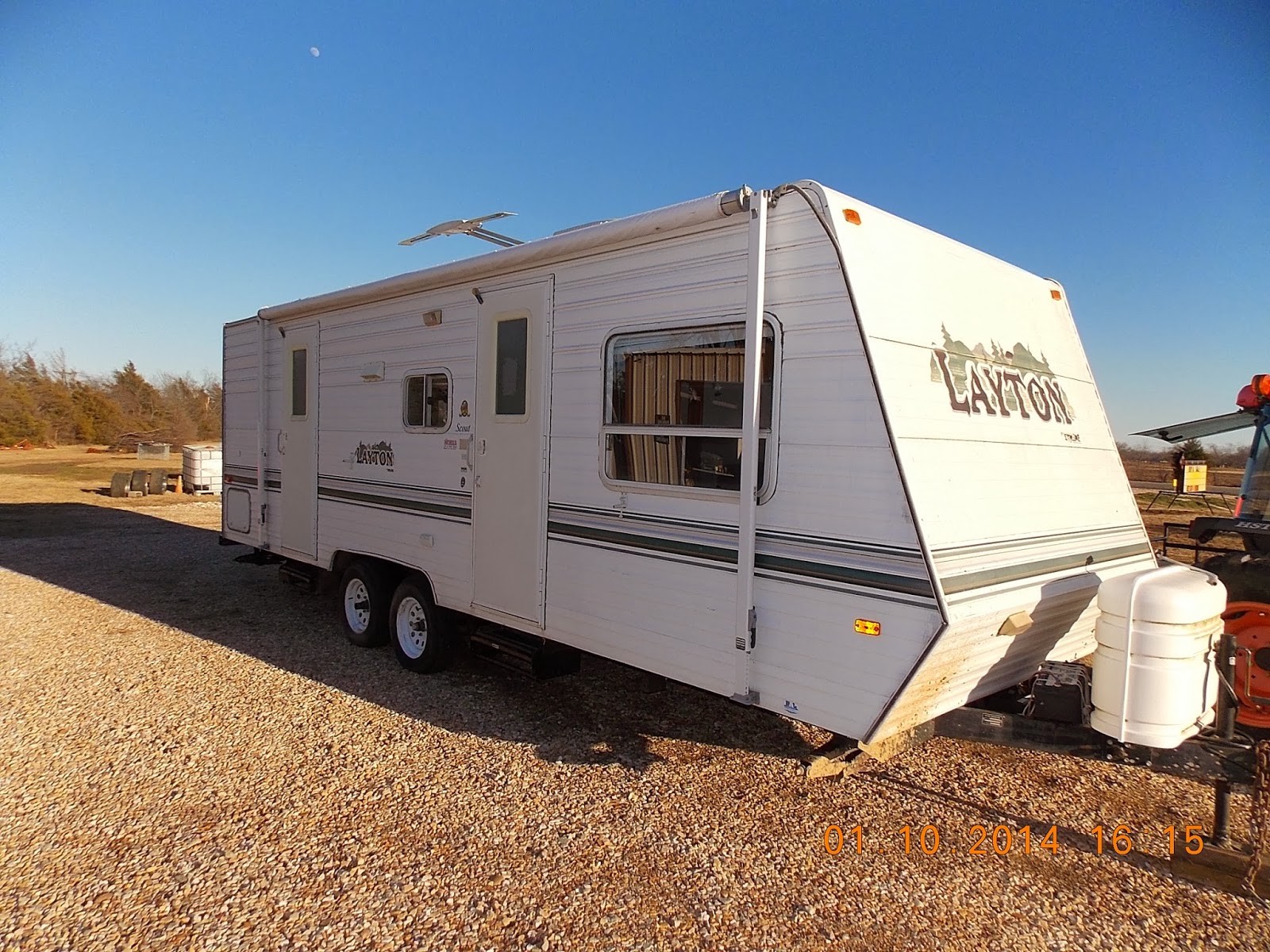 Parking Zone 82: 2001 LAYTON 27' TRAVEL TRAILER $5600