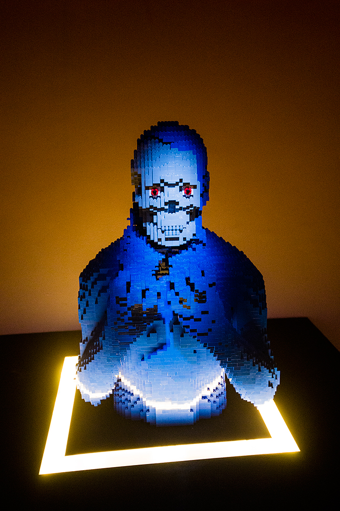 งานแสดงศิลปะรูปปั้นตัวต่อ Lego ที่ ArtScience Singapore Museum โดย ...