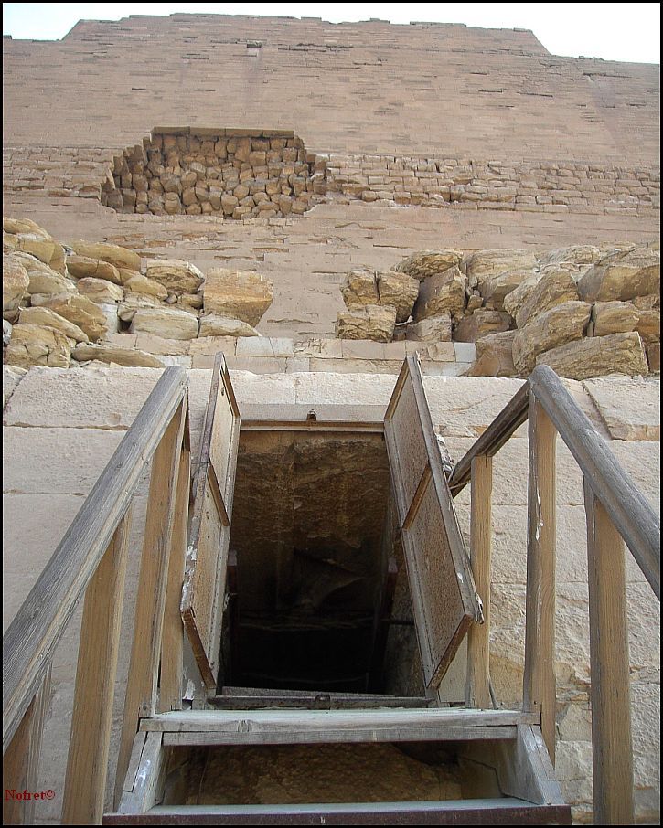 HET OUDE EGYPTE, MONUMENTEN: MEIDUM, PIRAMID of Snefru