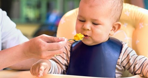 La simple belleza de un bebé comiendo por primera vez