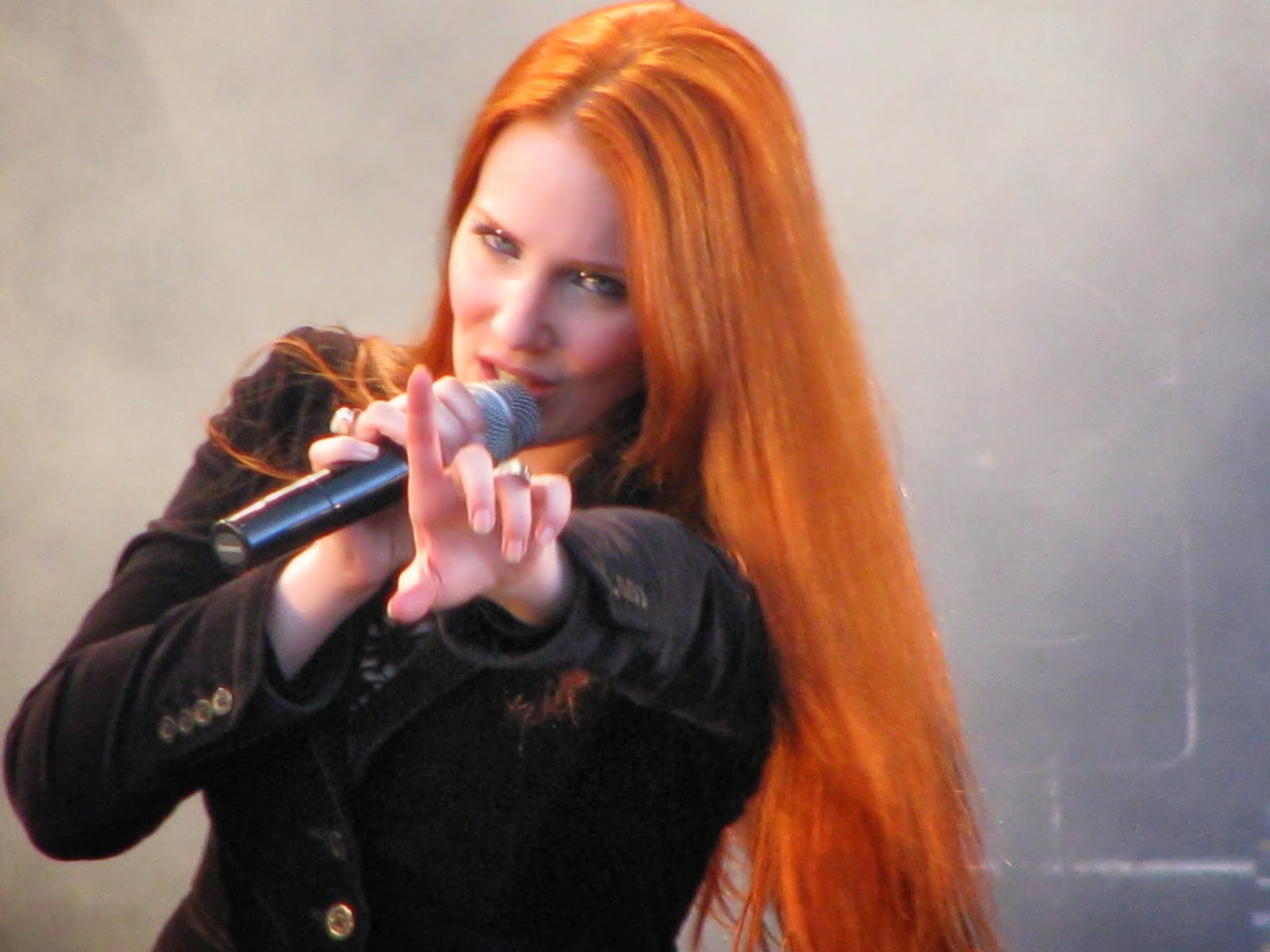 Metal da Ilha: Simone Simons fala sobre religião e futuro da humanidade
