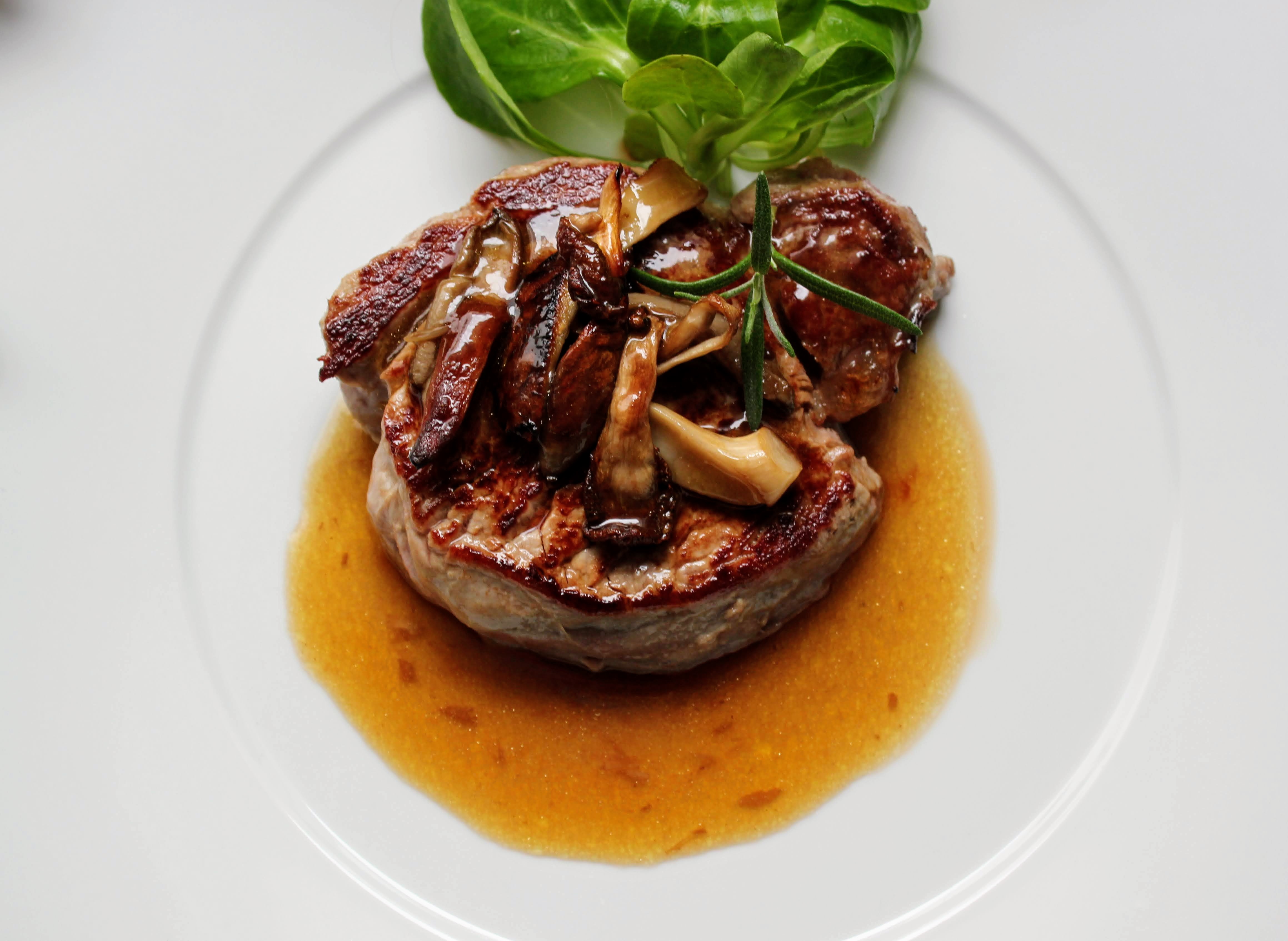 Solomillo de Ternera en salsa de Madeira y Setas - Cocinando con las ...