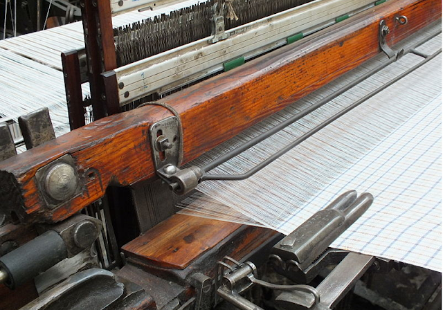 Types of weaving machine according to weft insertion mechanism