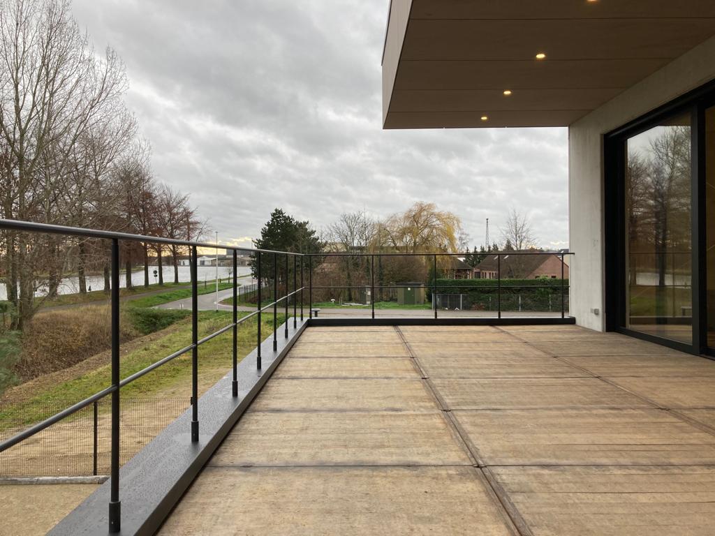 Balustrade aan terras in zwart gepoederlakt staal | Van Dinter ...