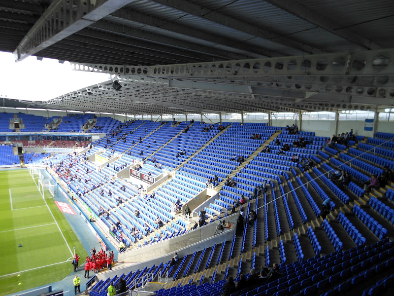 stadien: Reading Madejski Stadium (FC Reading-Leeds United) April 2012