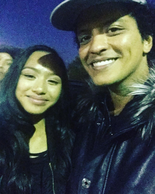 Bruno Mars news by smeralushooligan: New photo Bruno Mars with fan