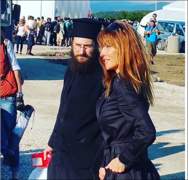 ΣΤΗΝ ΕΙΔΟΜΕΝΗ Η ΒΙΚΥ ΧΑΤΖΗΒΑΣΙΛΕΙΟΥ ΓΙΑ ΝΑ ΣΤΑΘΕΙ ΣΤΟ ΠΛΕΥΡΟ ΤΩΝ ...