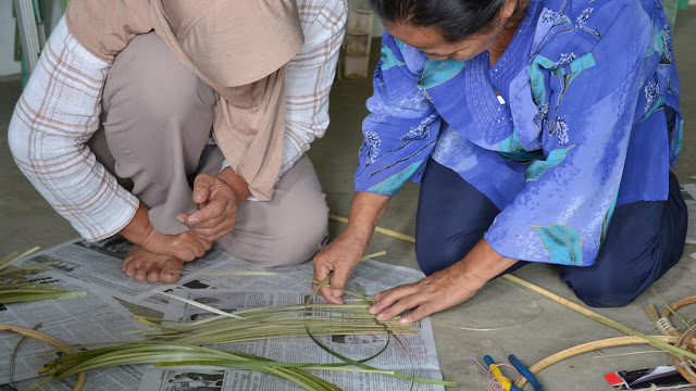 YAYASAN SABAH ZON PANTAI BARAT SELATAN: Kursus Menganyam Rilibu Dan Raya