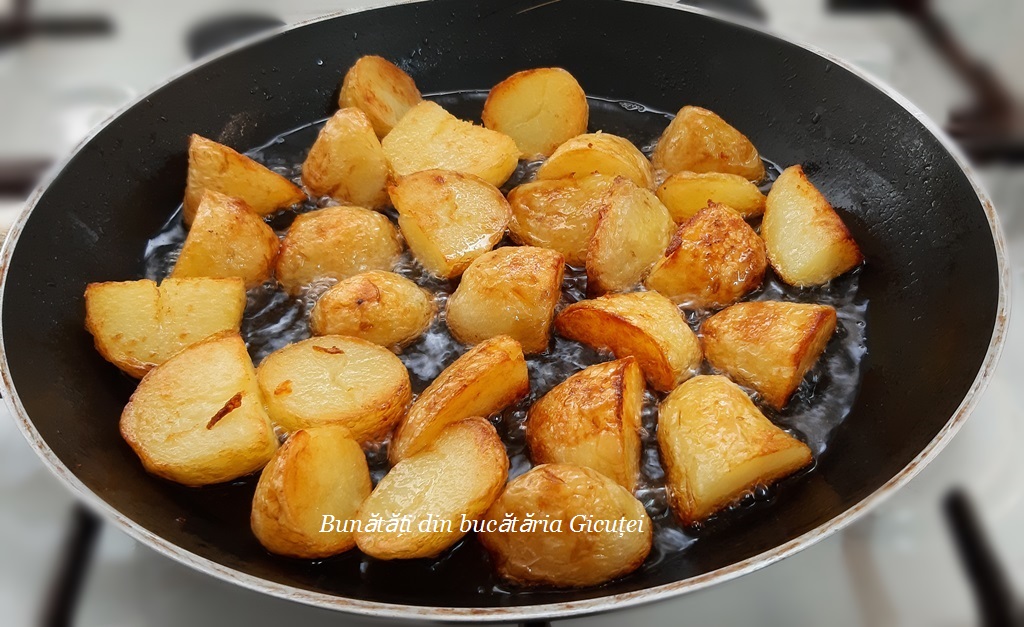 Cartofi noi fierti si prajiti cu sos de usturoi verde si iaurt ...