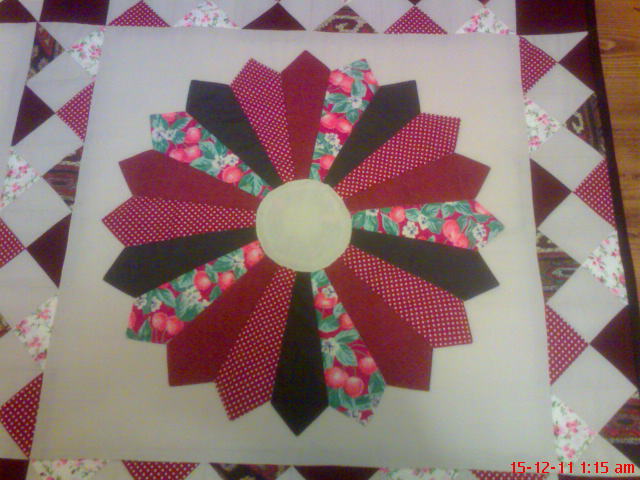 Mia's Creations: Dresden Plate Table Runner Finished