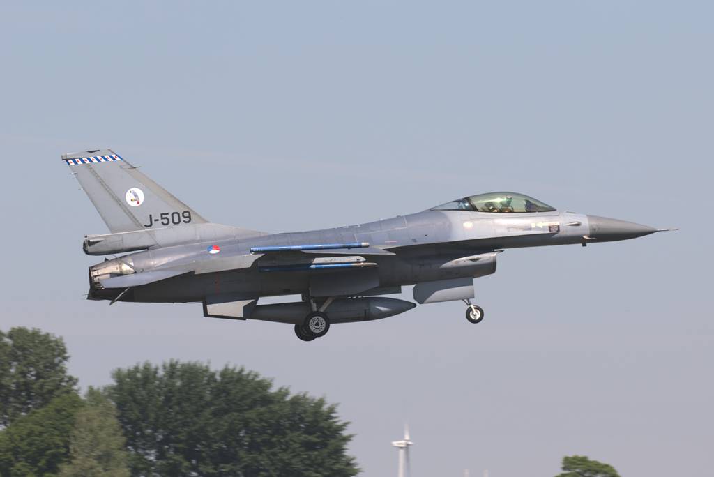 Dutch Air Force unveils 4 special F-16 fighters to celebrate Viper's 42 ...