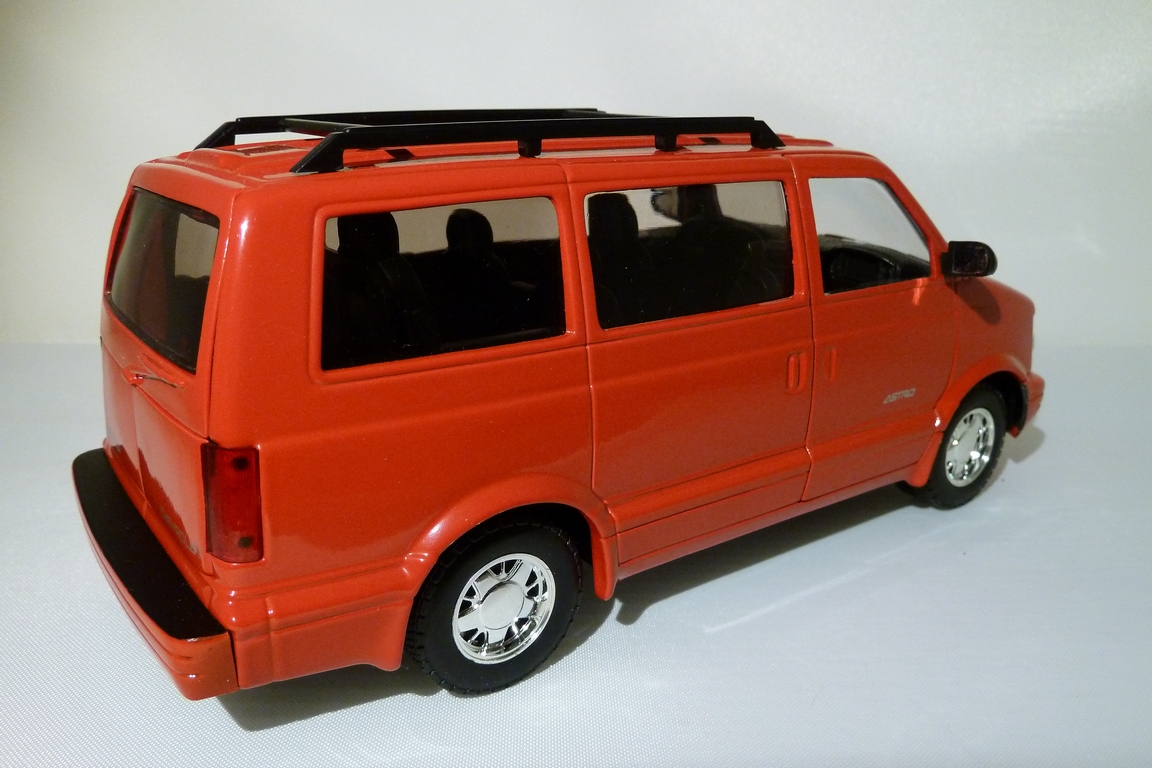 Modelli diecast 1:24 e dintorni: Chevrolet Astro Van