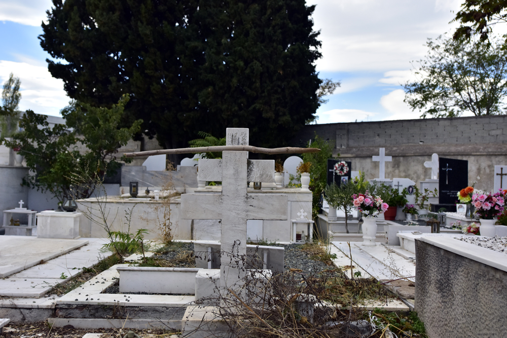 ΟΙ ΕΙΚΟΝΕΣ ΜΙΛΟΥΝ ΑΠΟ ΜΟΝΕΣ ΤΟΥΣ: Ελλάδος κοιμητήρια