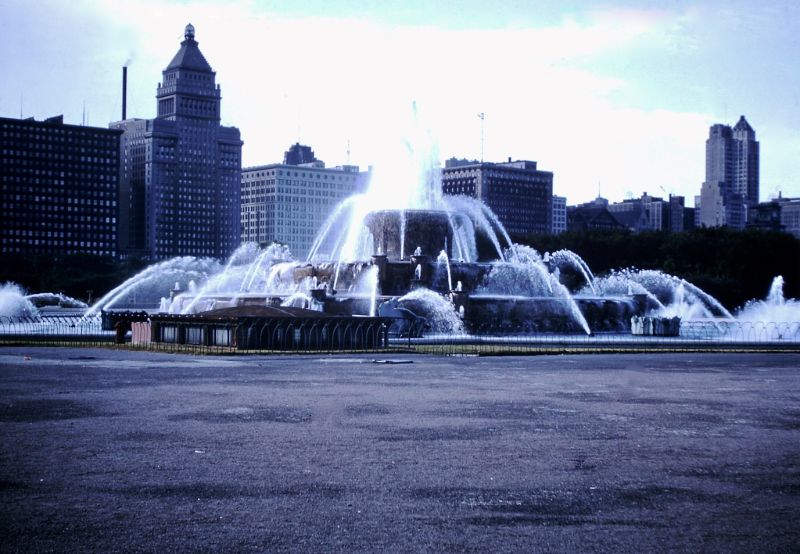 35 Amazing Photos Capture Street Scenes of Chicago in the 1950s ...