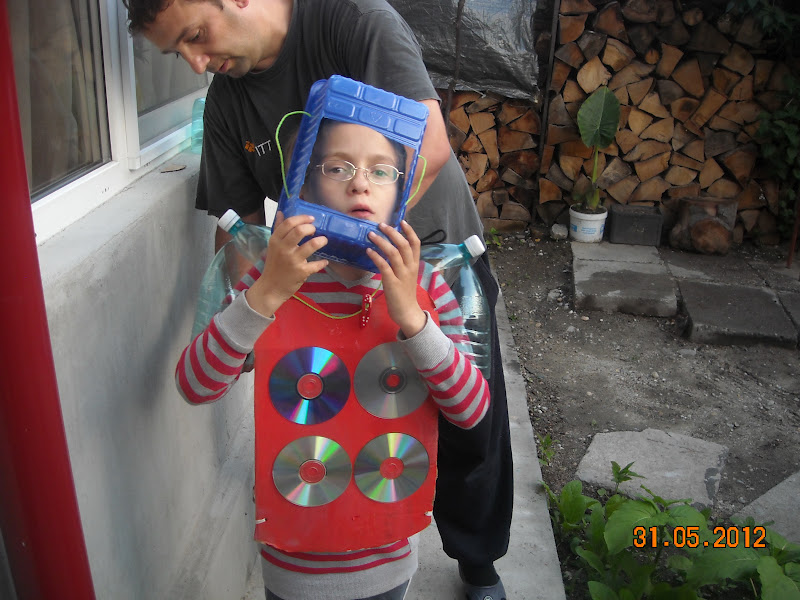 1 iunie 2012 --- costume eco din materiale reciclabile_ Reciclare creativa