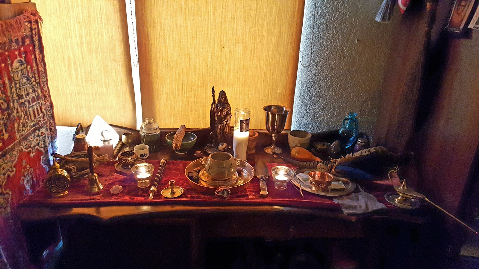 WiccanAccolites Blog: Simple Wiccan Altar