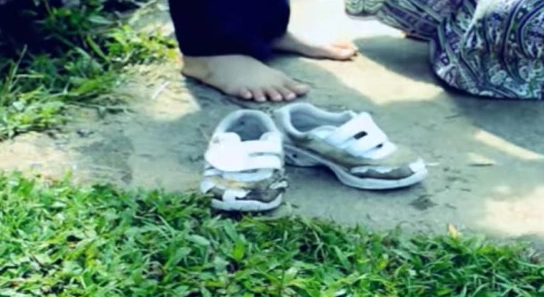 Sebuah Kisah Sepasang Sepatu Lusuh dan Seragam Sekolah yang Membuat ...