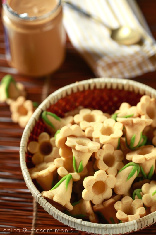 BISKUT BUNGA SEROJA - masam manis