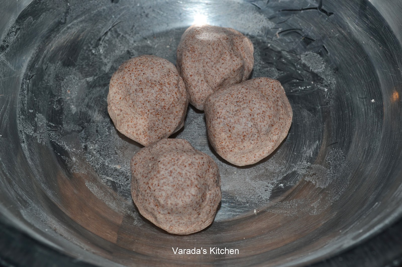 Varada's Kitchen and Garden: Lesu (Mandua Roti / Finger Millet roti)