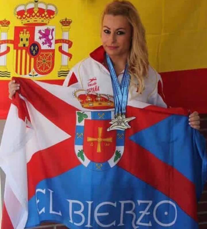 obierzoceibe: LA BANDERA DE EL BIERZO SE LLAMA CRUCEIRA.