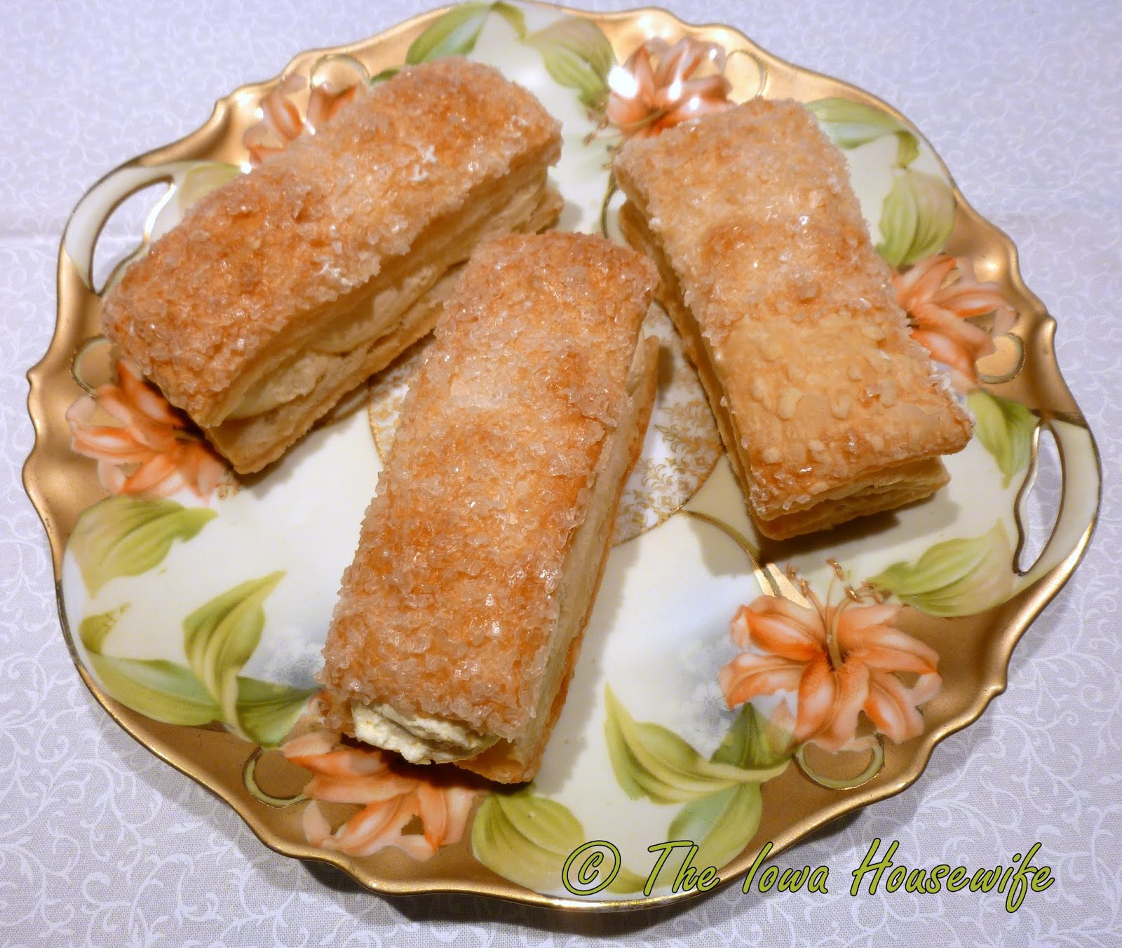 The Iowa Housewife: Dutch Puff PIllows