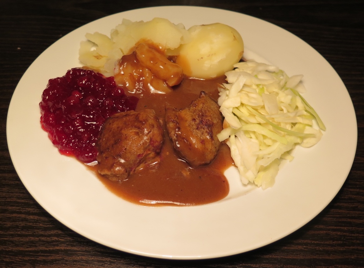 Nostalgorama: Leverbiff med lingon, sås, potatis och råkost i bamba på ...