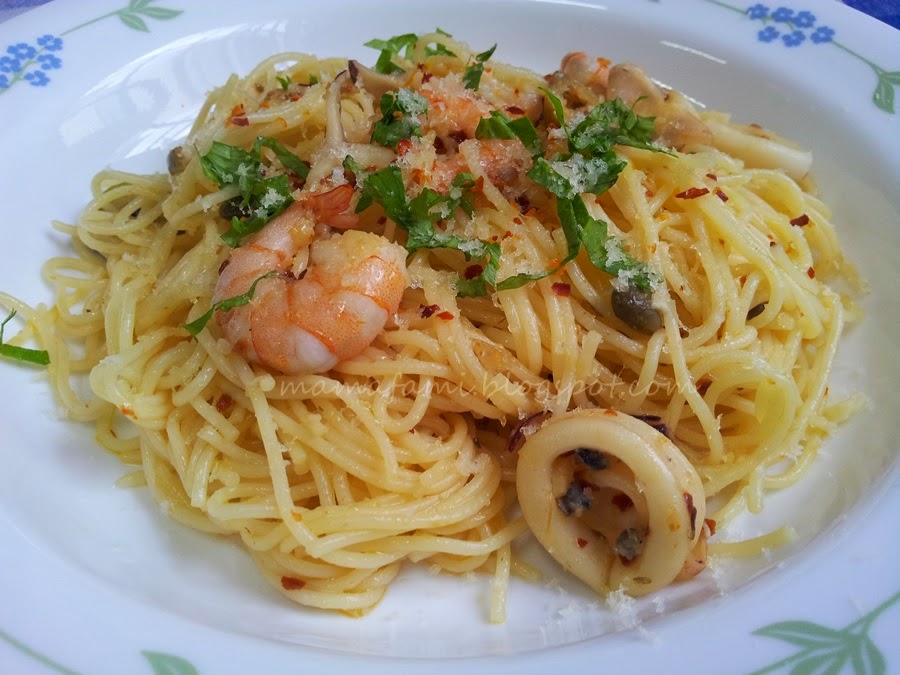 MamaFaMi's Spice n Splendour: Seafood Pasta Aglio Olio