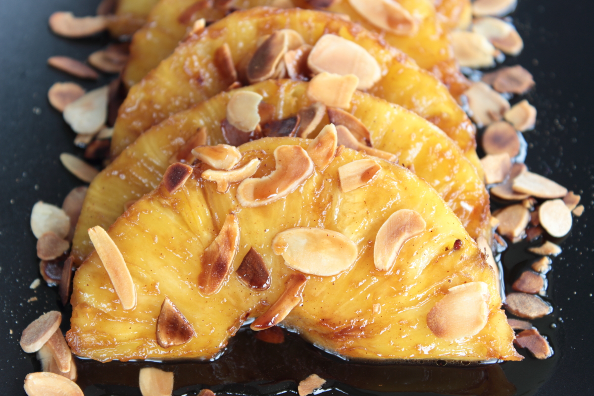 Piña caramelizada con almendras