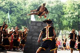 Penjelasan Singkat Hombo Batu Atau Lompat Batu | NIAS SWEET HOME