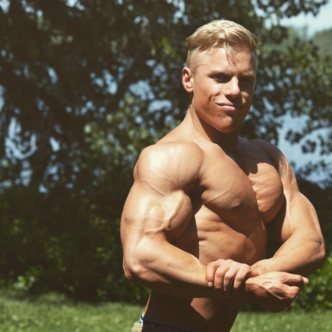 the beauty of male muscle: Robert