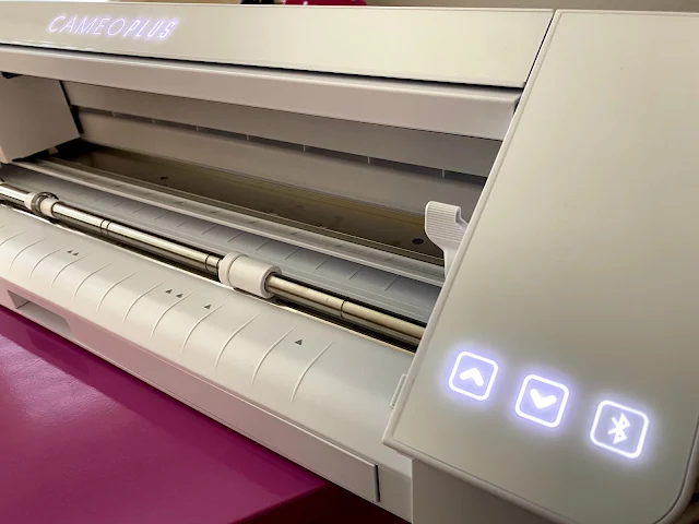 15" Silhouette CAMEO 4 Plus Set Up and Getting Started - Silhouette School