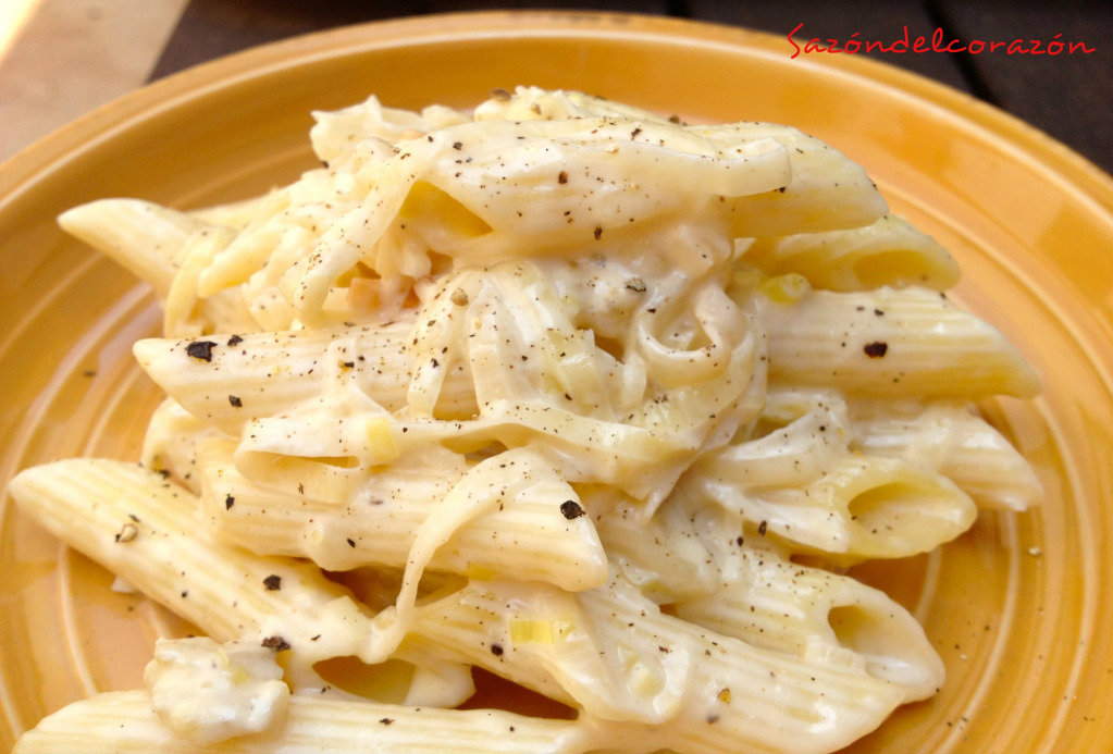 Sazón del corazón: Pasta con poro y queso camembert
