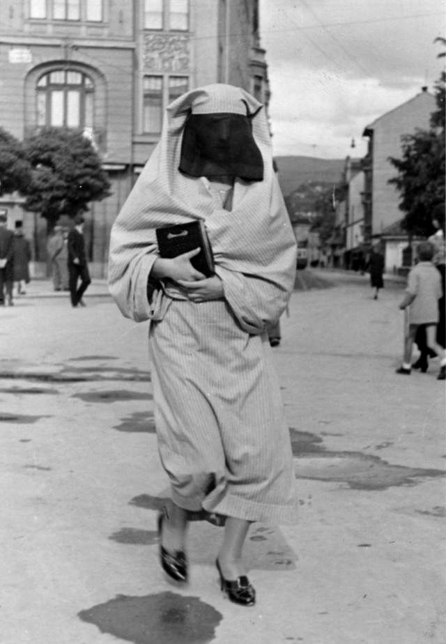 25 Eerie Vintage Photographs Capture Muslim Women Wearing Dark Face ...