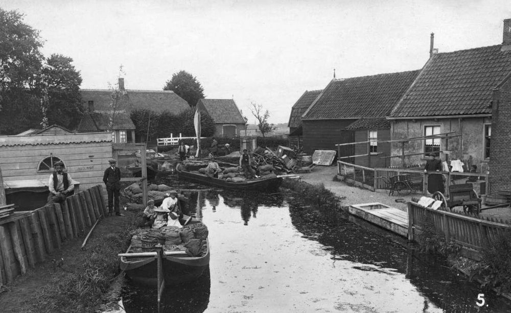30 Rare Photographs Capture Daily Life in the Netherlands From Between ...