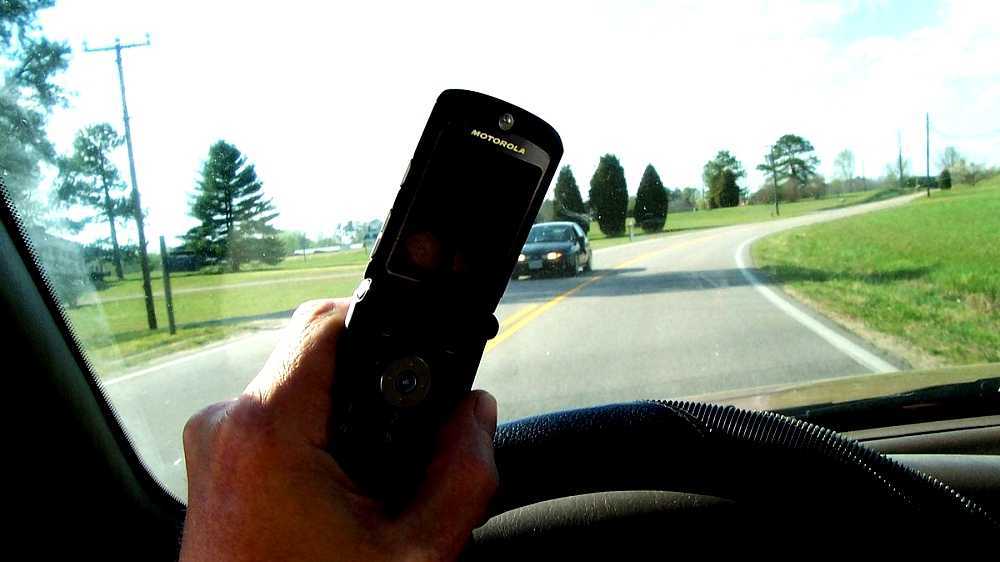 Restrictions on cell phone use while driving in the United States