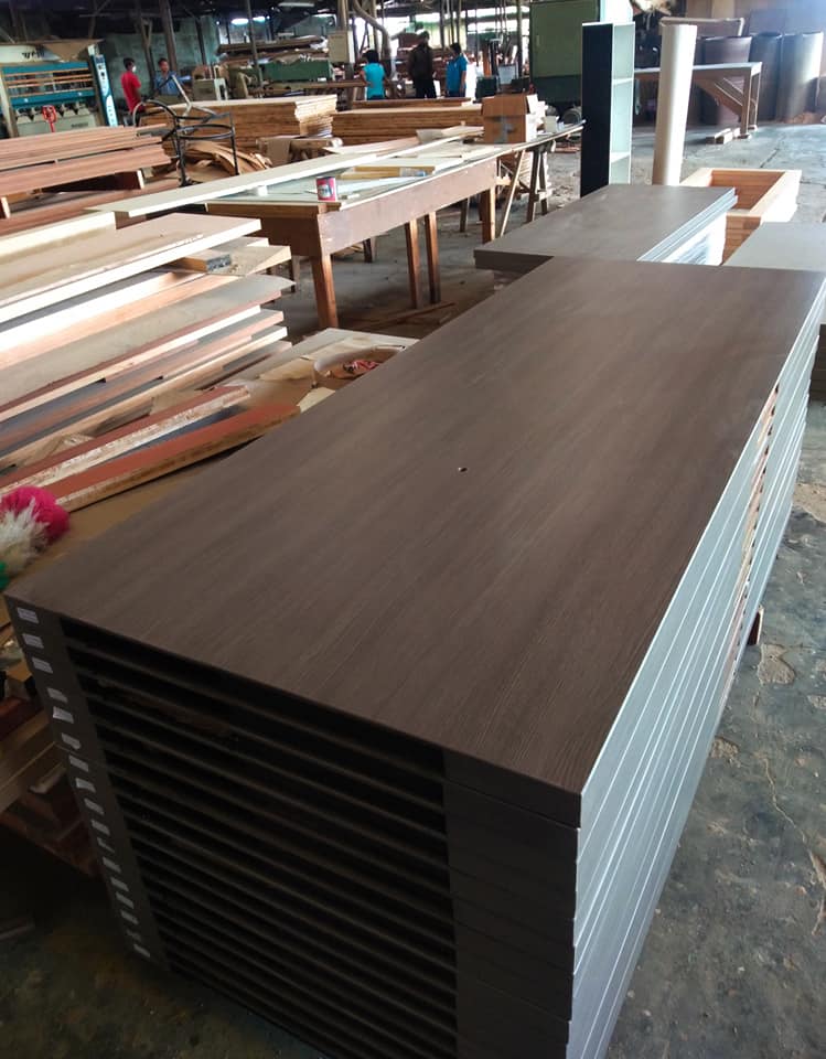 Pintu: HPL Solid Engineering