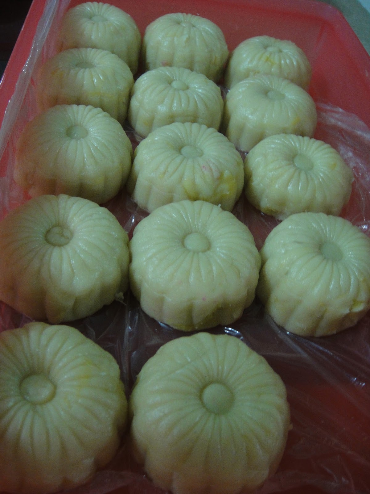 Rainbows: Soft and Creamy Durian Mooncake....