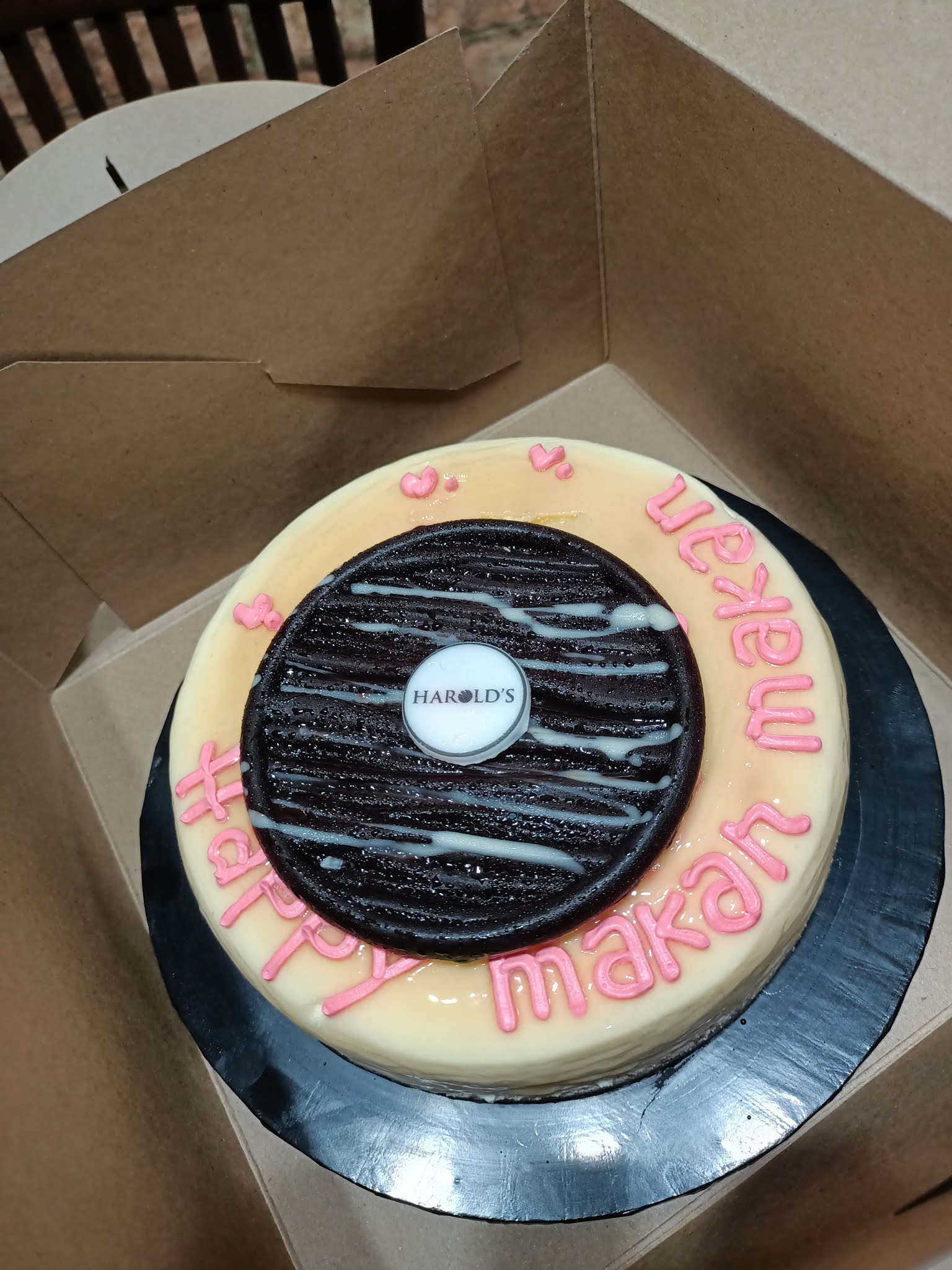 NEW YORK CHEESE CAKE DAN CHOC INDULGENCE CAKE DARI HAROLD'S BREAD