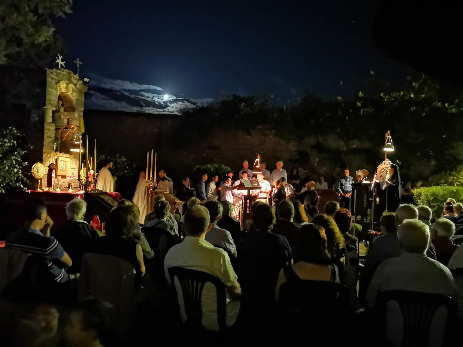 Κοσμοσυρροή πιστών στην Ιερά Μονή Κοιμήσεως Της Θεοτόκου ...