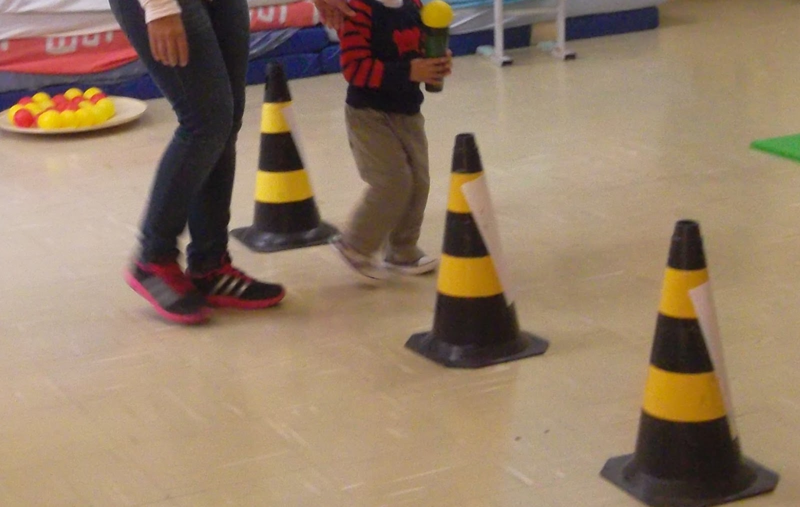 Educação Infantil: MOVIMENTO - CIRCUITO COM CONES