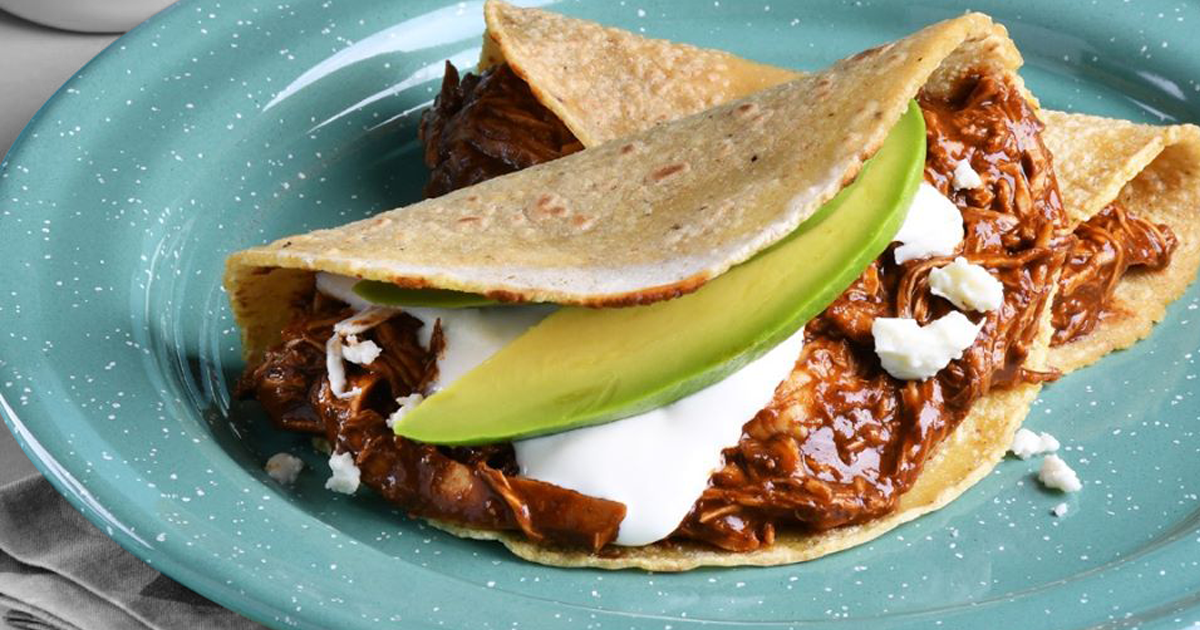 Tacos de pechuga de pollo con mole