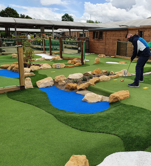 The Ham and Egger Files: Aces Minigolf Gloucester - now open!
