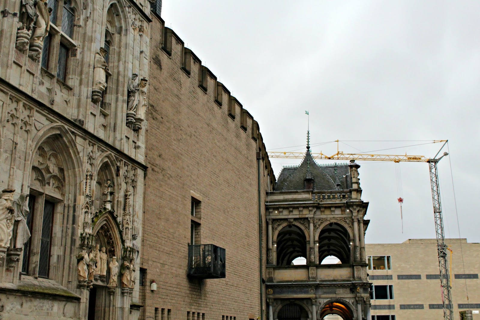 A Walk Through Cologne Square // Germany | Caravan Sonnet