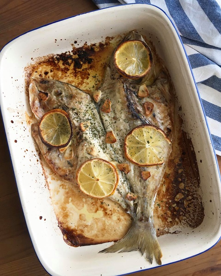Dourada assada com limão