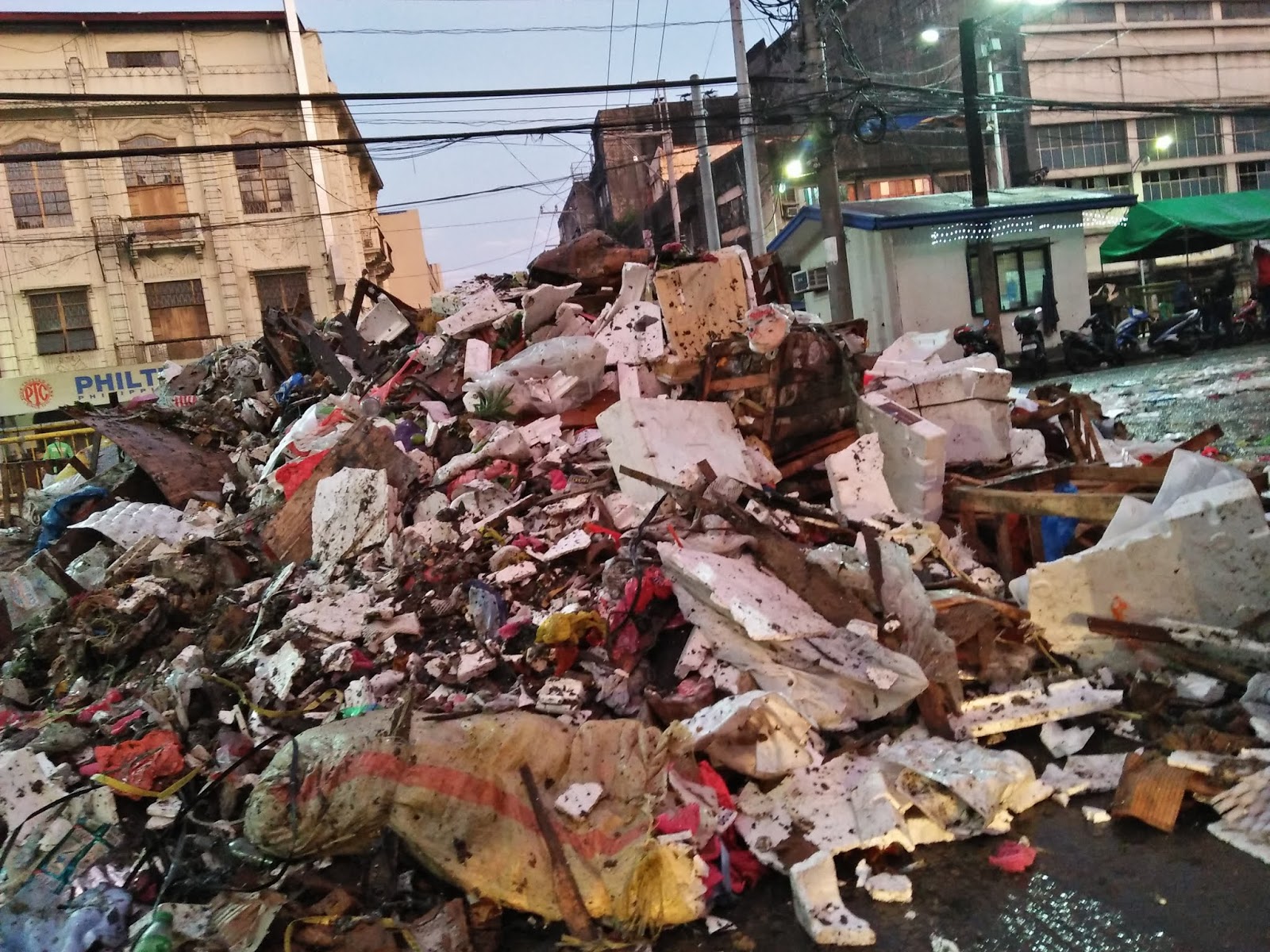 Heaps of Garbage Dot Streets of Metro Manila following the New Year ...