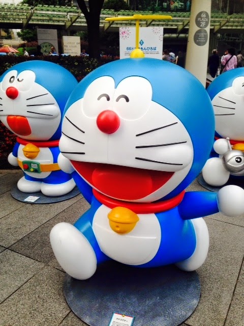 Sightseeing Japan : The Blue Idol in Roppongi. "Hi! I'm DORAEMON!"