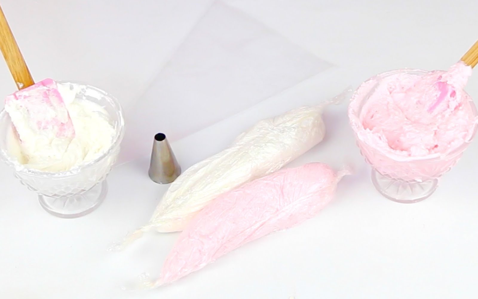 {VIDEO} How To Pipe a Two-Toned Frosting Cupcake Swirl - The Lindsay Ann